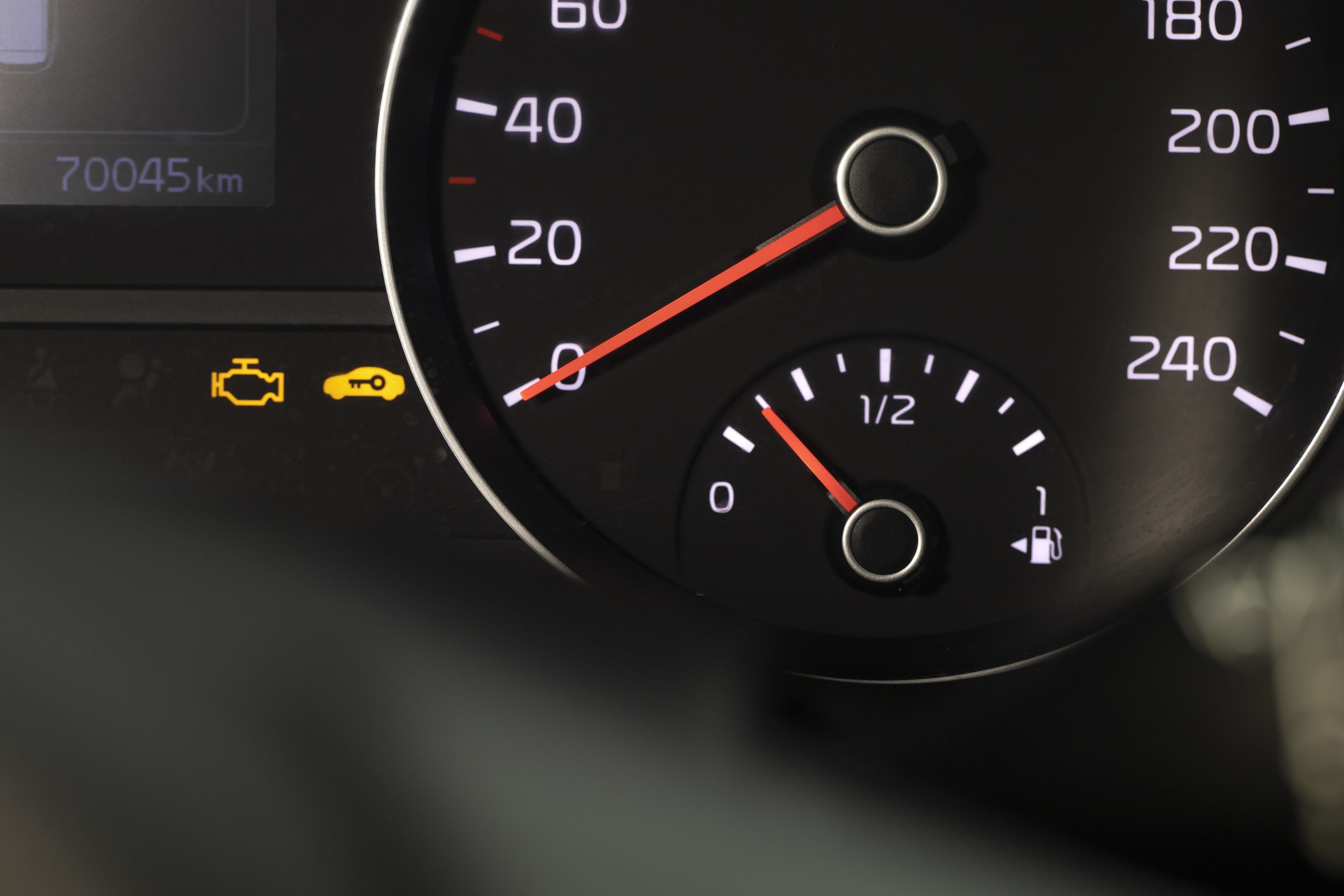 ¿Qué significa que se encienda la luz del check engine? - Proauto